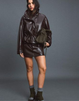 Stradivarius Jacke in Braun mit Kroko- und Lederoptik, cropped