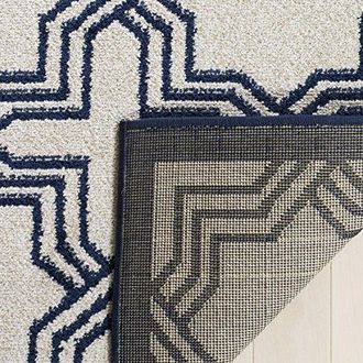 Safavieh Geometrisch Teppich f&uuml;r Wohnzimmer, Esszimmer, Schlafzimmer - Amherst Collection, Kurzer Flor, Elfenbein und Marineblau, 76 X 122 cm