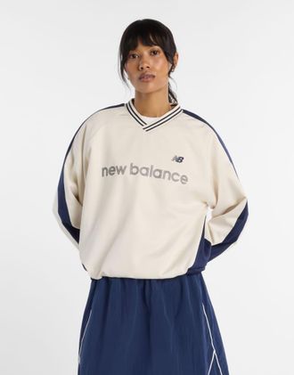 New Balance Pullover aus Satin-Webstoff in Wollwei&szlig;-Neutral