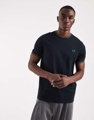 Fred Perry T-Shirt in Marineblau, Camel und Gr&uuml;n mit zwei Zierstreifen-Navy