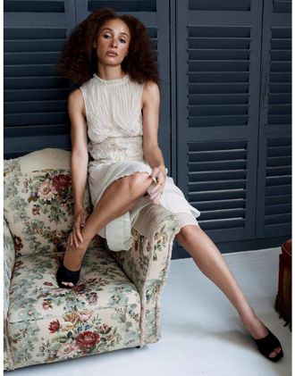 Topshop Robe longue et sans manches en mousseline &agrave; d&eacute;tail fronc&eacute; - &Eacute;cru-Blanc