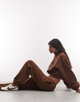 Nike Studio Fleece jogger oversize mi-&eacute;pais &agrave; bas resserr&eacute;s marron