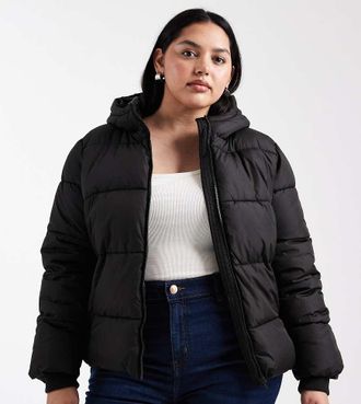 Pieces Pieces Curve - Wattierter Mantel in Schwarz mit Kapuze