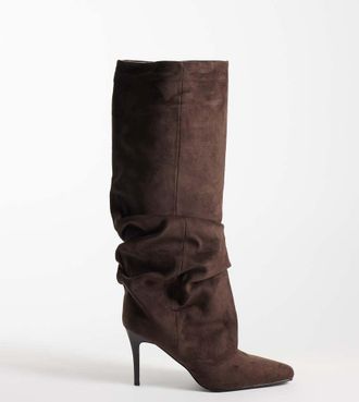 Simmi London Simmi London Wide Fit Reece kniehohe Stiefel mit Raffungen in braunem Velourslederimitat
