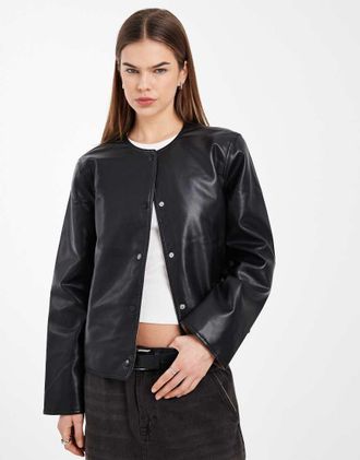 Vero Moda Veste courte sans col imitation cuir avec doublure matelass&eacute;e - Noir