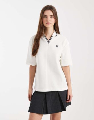 Fred Perry Polohemd in Wei&szlig; mit Logo und offenem Kragen mit Zierstreifen
