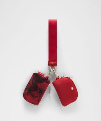 lululemon Lunar New Year Armband mit zwei Beuteln in Lunar Plumes Mini Red Multi/Oxford Red