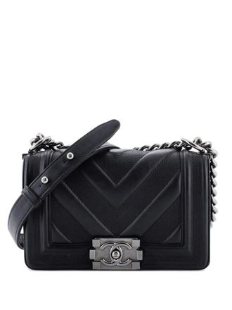 Chanel sac port&eacute; &eacute;paule Boy &agrave; rabat en cuir dagneau perfor&eacute; &agrave; chevrons petit format - Noir