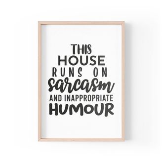 Tongue in Peach PBH4 Druck mit lustigem Zitat, Aufschrift This House Runs On Sarcasm And Inappropriate Humor, A4, A3, A5, Rahmen nicht im Lieferumfang enthalten