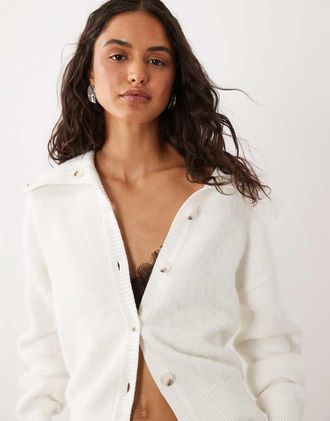 4th & Reckless Strickjacke mit Wolloptik, flauschig, mit umschlagbarem Kragendetail in Cremewei&szlig;