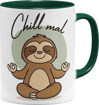OM3 lustige Faultier Kaffee-Tasse mit Spruch - Chill mal - Namaste Sloth Yoga Motiv - Keramik Becher - 325ml - Beidseitig Bedruckt - Gr&uuml;n