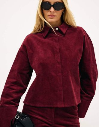 NA-KD chemise en velours c&ocirc;tel&eacute; coupe carr&eacute;e bordeaux-Rouge