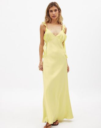 NA-KD Robe longue en satin &agrave; &eacute;paules volant&eacute;es - Jaune