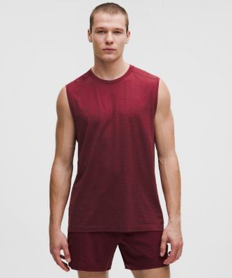 lululemon Metal Vent Tech &Auml;rmelloses Shirt e Passform f&uuml;r M&auml;nner - Gr&ouml;&szlig;e 2XL in Oxford Red/Burgundy Bay