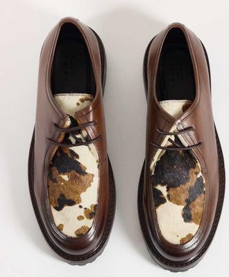 Asos Schn&uuml;rschuhe mit aufgesetzter Vorderkappe, Profilsohle in Kuhmuster und braunem Leder