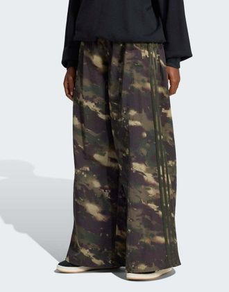 adidas Originals Camouflage adilenium Trainingshose in Night Cargo / Aurora Coffee-Gr&uuml;n