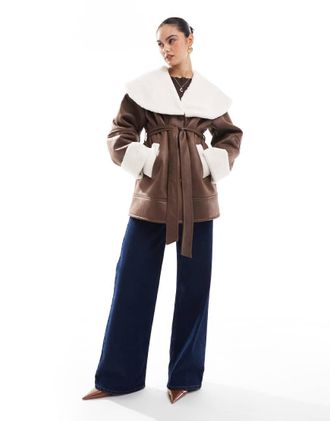 the frolic x Bella Stovey - Exclusivité - Manteau à ceinture imitation shearling et imitation peau de mouton crème contrastante - Marron