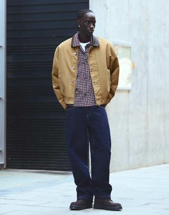 Bershka Jacke mit Verschl&uuml;ssen und kontrastierendem Kragen in Beige-Neutral