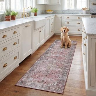 Safavieh Traditionell Teppich f&uuml;r Rug Ideal f&uuml;r stark frequentierte Bereiche - Maschinenwaschbar und rutschfest - Tucson Collection, Kurzer Flor, in Rosa und B