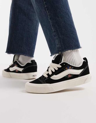 Vans Knu Skool - Sneaker in Schwarz mit Blumendetail