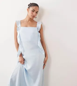 Vero Moda Petite Satin-Maxikleid in luftigem Blau mit Wasserfallausschnitt und drapiertem R&uuml;schendetail