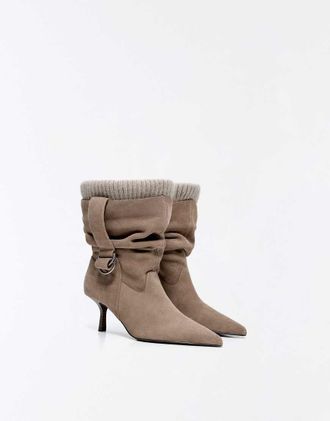 Bershka lockere Leder-Sock-Ankle-Boots in Beige-Neutral