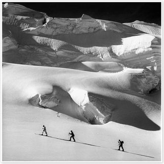 Posterlounge Schneewanderung durch die Alpen Poster von Vintage Ski Collection 30 x 30 cm Schwarz-Wei&szlig; Wandbilder Wanddeko