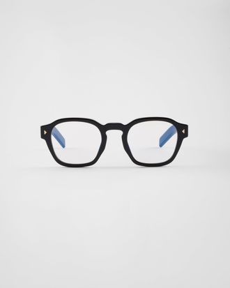 Prada Sonnenbrille mit der ikonischen Plakette aus Metall