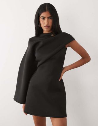 Asos Robe courte en imitation n&eacute;opr&egrave;ne avec manche longue effet cape et d&eacute;tail m&eacute;tallique sur l&eacute;paule - Noir