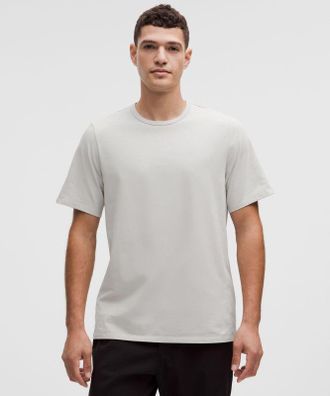 lululemon T-Shirt aus Bio- im Classic Fit f&uuml;r M&auml;nner - Gr&ouml;&szlig;e 2XL in Dove Grey
