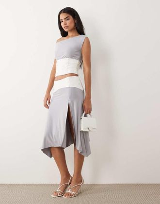 Tiger Mist Alyssa - Jupe densemble longueur mollet avec taille boutonn&eacute;e contrastante et fente sur la cuisse - Gris/blanc