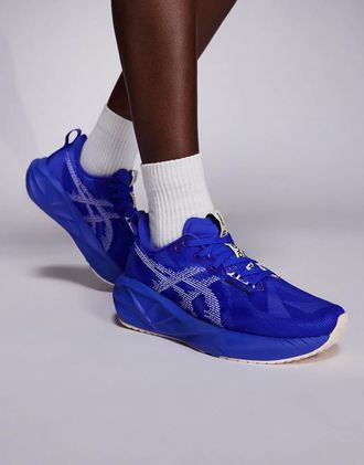 Asics Novablast 5 - Laufschuhe in Cobalt Burst und Wei&szlig;-Rot