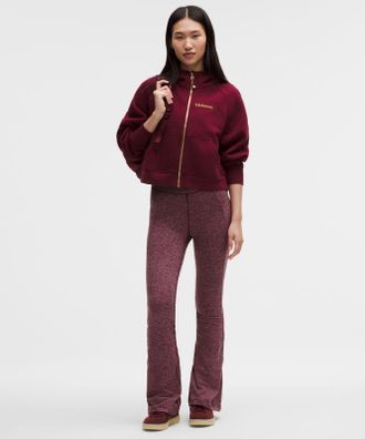 lululemon Lunar New Year Softy Suedey Hose mit hohem Bund, ausgestelltem Bein und Schlitz am Saum Kurz f&uuml;r Frauen - Gr&ouml;&szlig;e 10 in Burgundy Bay
