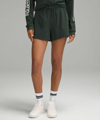 lululemon Leichte Shorts mit hohem Bund im Relaxed Fit Langer Liner f&uuml;r Frauen - 8 cm - Gr&ouml;&szlig;e 0 in Legacy Green/White