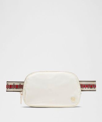 lululemon Everywhere G&uuml;rteltasche 1 l Logo mit Streifen - Gr&ouml;&szlig;e 1 l in Coconut Ivory/Oxford Red/Walnut Crunch