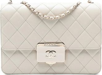 Chanel Hobo Bags - Quilted Lambskin Beauty Lock Flap - Gr. unisize - in Wei&szlig; - f&uuml;r Damen
