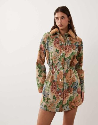 Asos Robe chemise courte avec col amovible en fausse fourrure et taille cintr&eacute;e - Tapisserie &agrave; fleurs-Multi