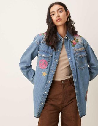 Wrangler x Lainey Wilson - Chemise en jean oversize &agrave; broderies - Bleu