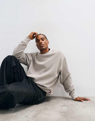 Tommy Jeans sweat-shirt col rond coupe relaxed en maille gaufr&eacute;e couleur pierre-Neutre