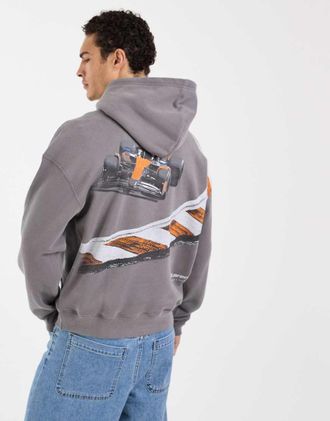 Hollister McLaren - Sweat &agrave; capuche coupe carr&eacute;e &agrave; imprim&eacute; au dos - Gris