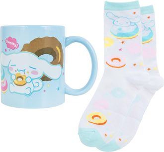 Blue Sky Studios Hello Kitty Niedliches Tassen- und Socken-Set, 350 ml, Keramikbecher, Gr&ouml;&szlig;e 37-40, Kawaii-Socken, Hello Kitty Sammlerst&uuml;ck, Geschenke - Cinnamoroll