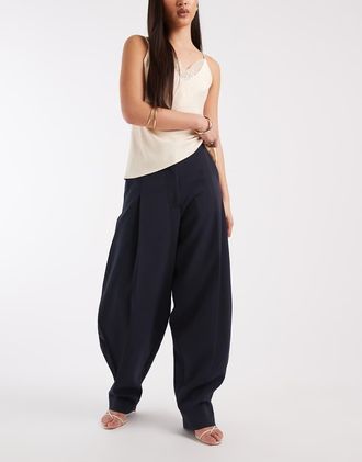 Asos Pantalon bouffant &eacute;l&eacute;gant &agrave; pinces sur les c&ocirc;t&eacute;s - Bleu marine