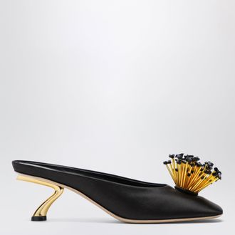 Ferragamo Schwarze Mules mit skulpturalem Absatz und Kristallblume