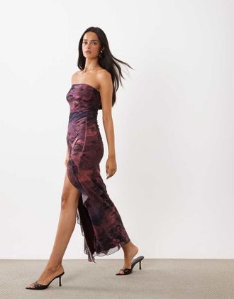 Tiger Mist Theo tr&auml;gerloses Maxikleid mit Volantdetail, Beinschlitz und Blumenmuster in Lila