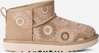 UGG Classic Ultra Mini Sun Stitch Boot f&uuml;r Kinder in Brown, Gr&ouml;&szlig;e Wildleder