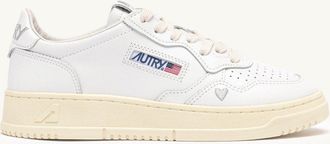 Autry SNEAKERS MEDALIST LOVE AUS WEISSEM LEDER UND SILBER