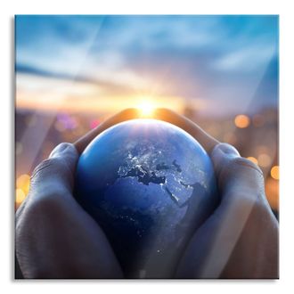 Pixxprint Glasbild, Wandbild auf Echtglas, Die Erde in den Händen vor Stadt Skyline, 80x80 cm, inkl. Aufhängung und Abstandshalter