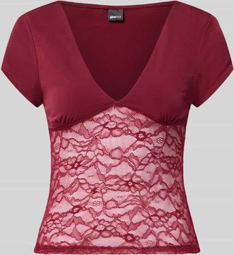 Gina Tricot T-Shirt mit V-Ausschnitt und Spitze