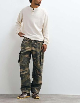 Hollister pantalon cargo coupe ample en camouflage vert fonc&eacute;