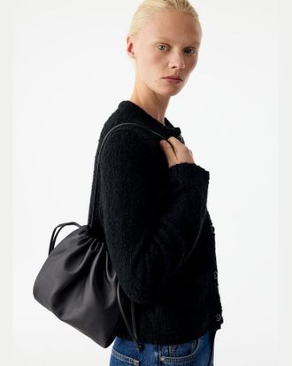 Arket Kleine Ledertasche Mit Raffung -Schwarz